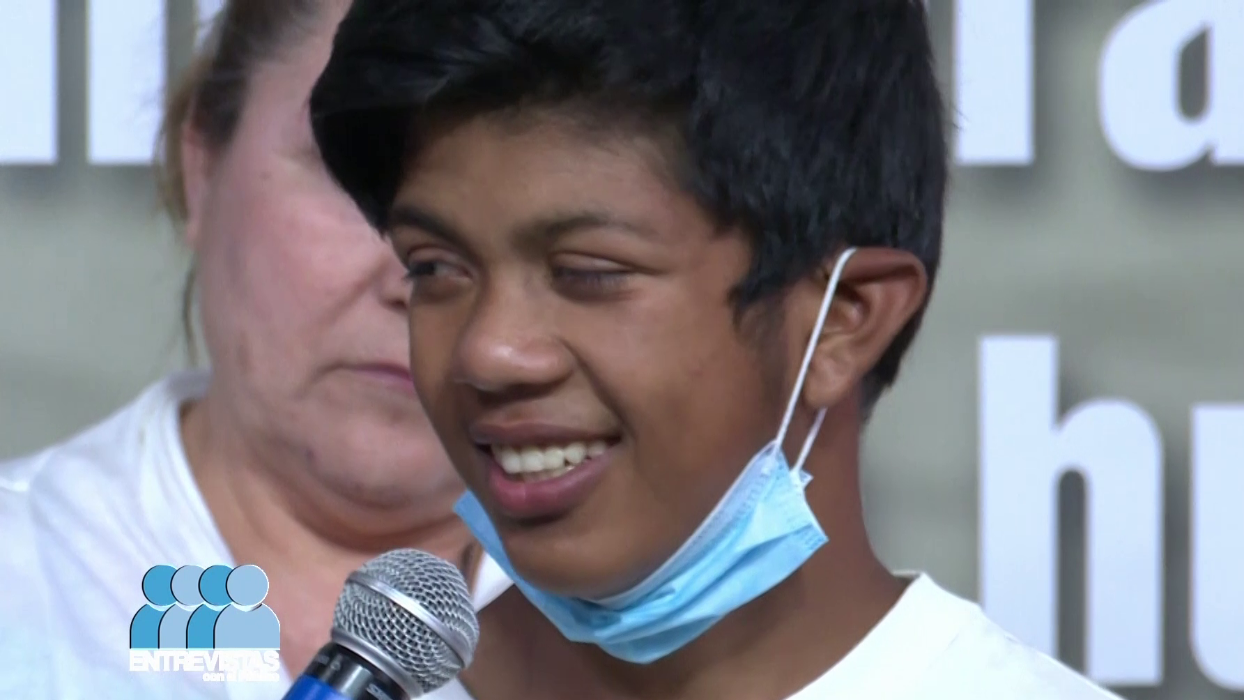 El niño Ángel Isaac requería una cirugía en su ojo; el Dr. Germán ...